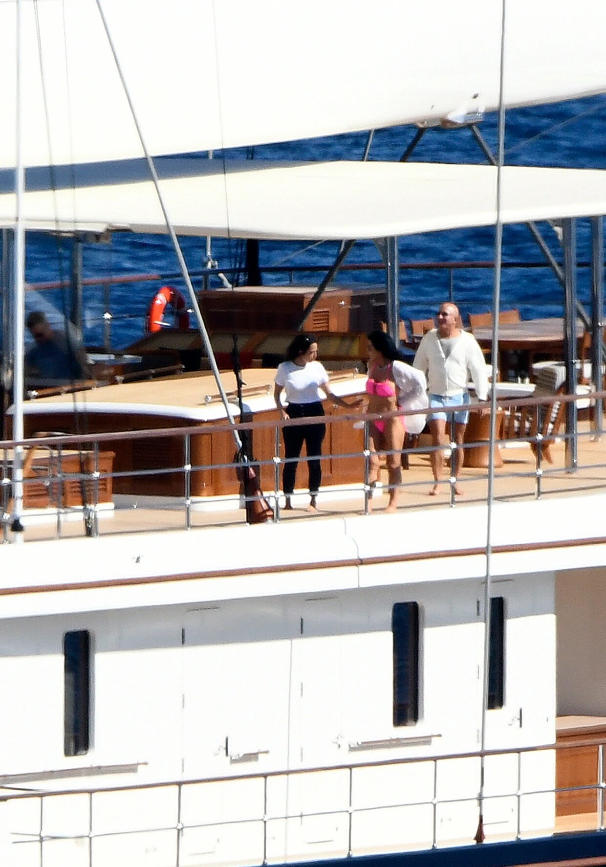 Amazon’s Jeff Bezos and Girlfriend of 5 Years Lauren Sanchez Are ...